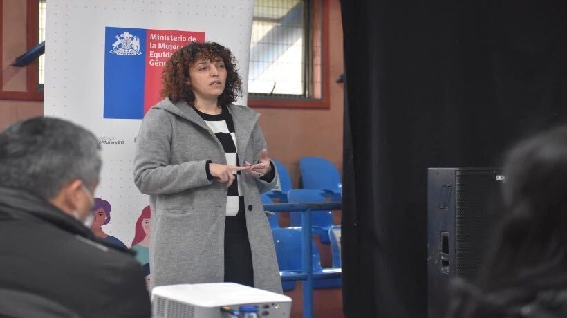 Seremi de la Mujer y Equidad de Género brinda charla en Quinchao