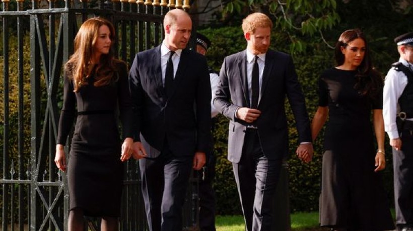 [VIDEO] William y Harry salieron juntos con sus esposas a saludar a la multitud en Windsor