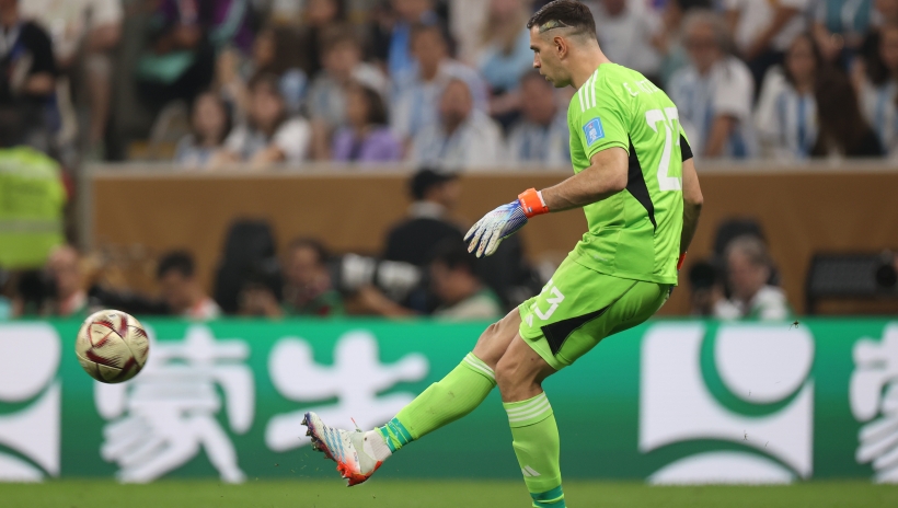 "Dibu" Martínez explicó su obsceno gesto tras recibir el premio a mejor arquero del mundial