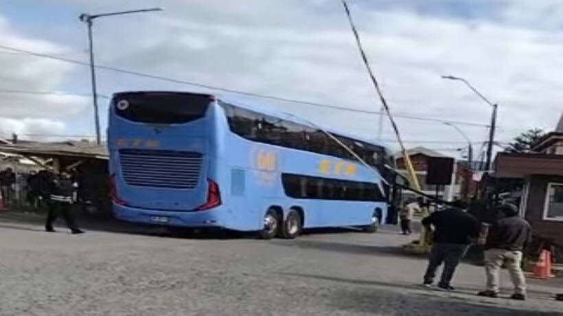 Bus ETM impacta con tendido eléctrico en el Terminal Municipal de Castro