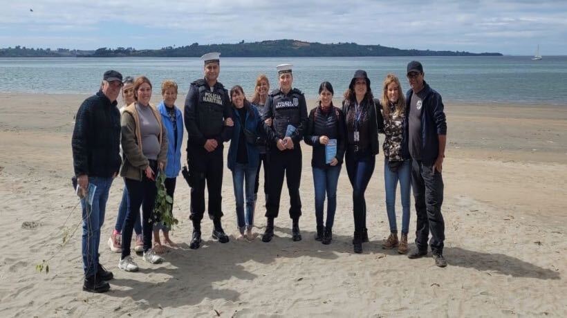 Autoridades de Ancud realizan campaña preventiva en playa Lechagua