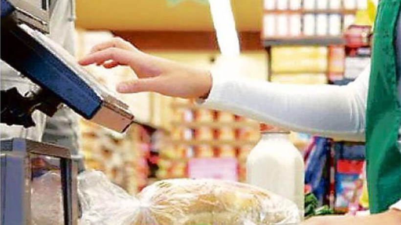 Denuncian a cajera de supermercado por robar medio millón entre su ropa ...