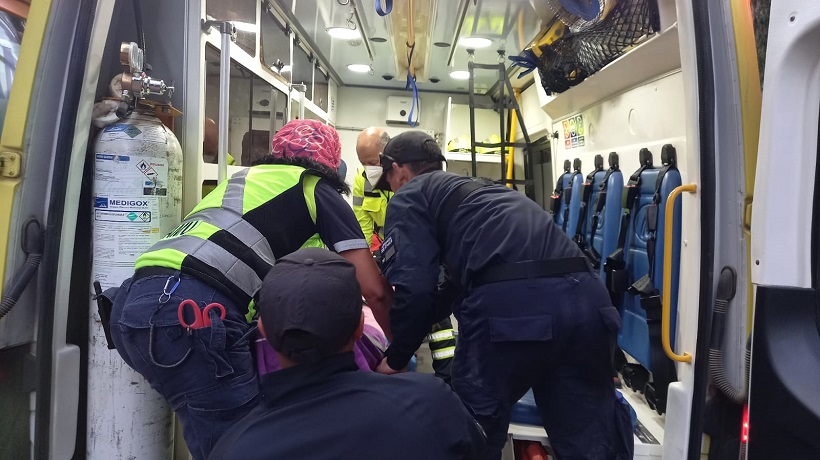 Una persona fue rescatada en camilla por personal de la Armada desde la ...