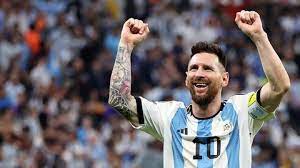 Leo Messi recibe la estampita de 'San Leonel' de una hincha argentina