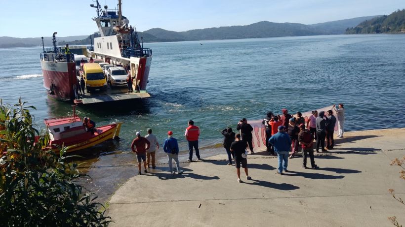 Vecinos de Corral protestan por barcaza averiada
