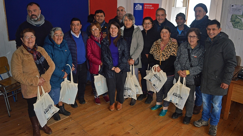 Vecinos de isla Huar en Calbuco recibieron kits de ahorro energético
