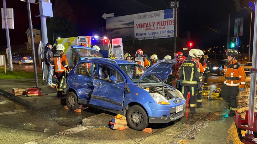 Colisión lateral en Puerto Montt dejó a un conductor lesionado