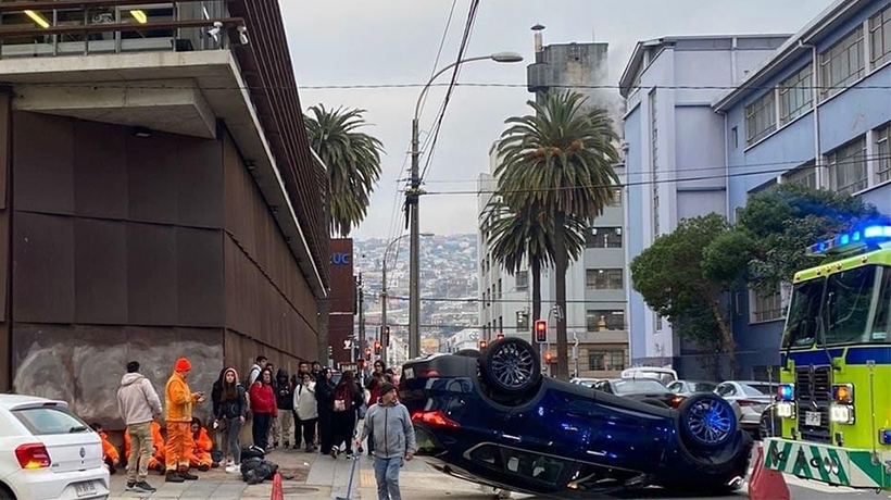 Seis lesionados dejó choque con posterior volcamiento en Valparaíso