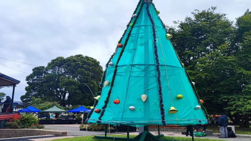 Polémica causó la instalación de árbol de Navidad en Ancud