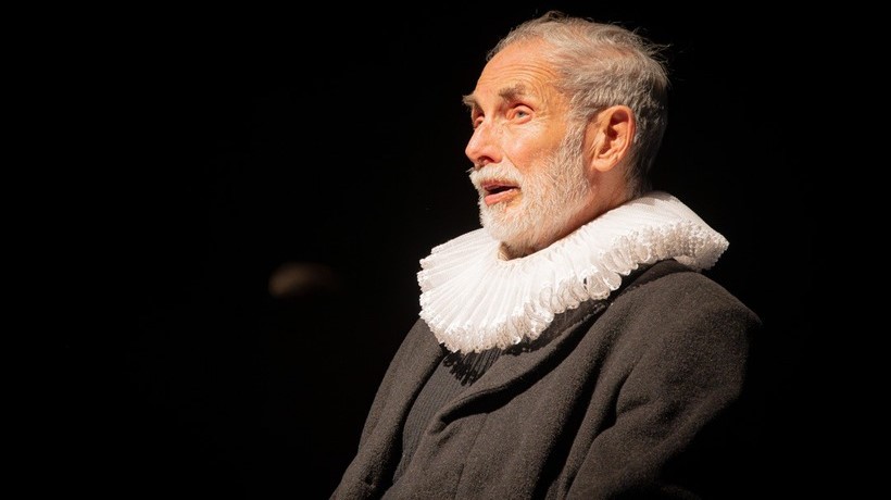 Héctor Noguera llega a Valdivia con su obra de teatro “Hamlet deambula ...