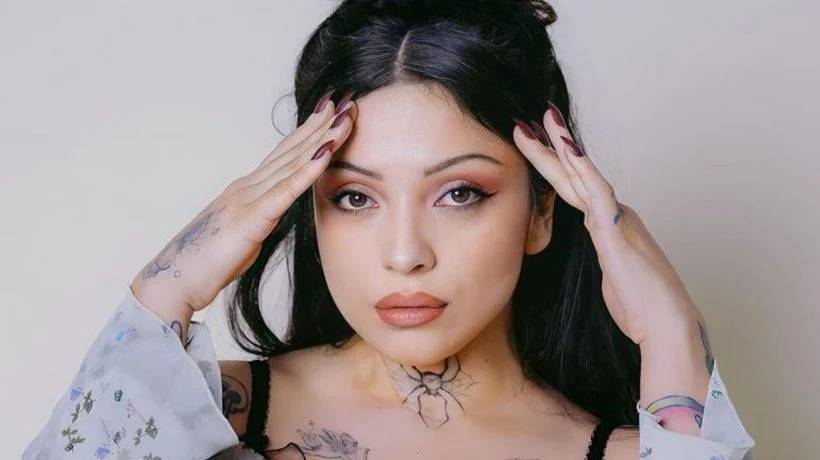 Emotivo reencuentro entre Maura Rivera y Mon Laferte en Miami Beach ...